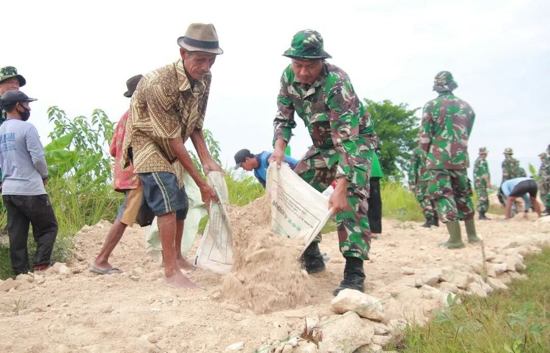 Kodim 0812/Lamongan Gelar Karya Bakti Pemerataan Jalan Pertanian Desa ...